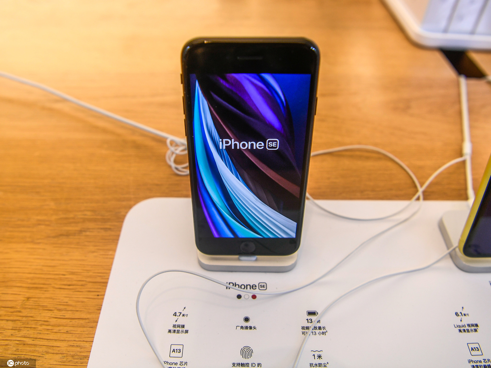 苹果iPhone SE开售 3299元吸引果粉关注