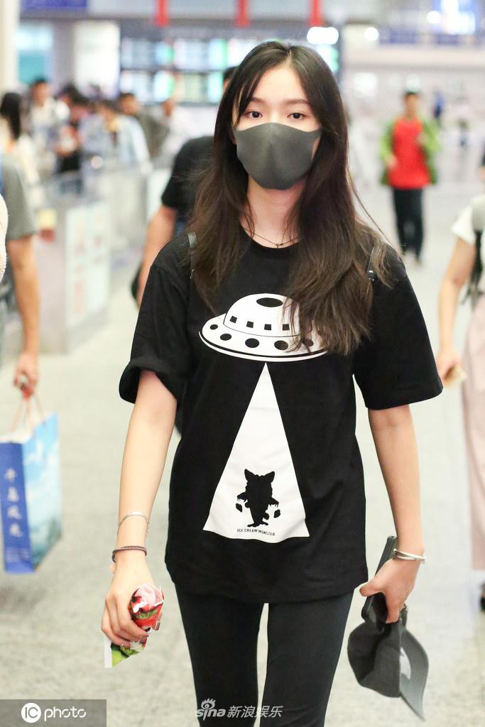 林允素颜现身清瘦窈窕 小眼神迷糊犯困呆萌可爱