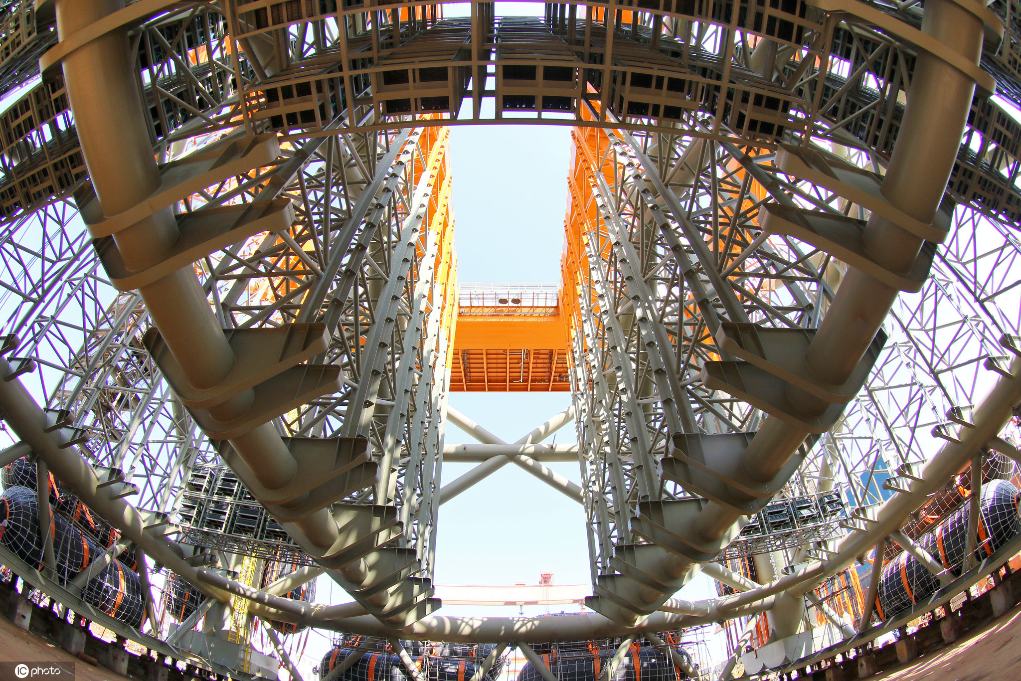 我国首座坐底式深远海智能化海珍品养殖网箱在山东烟台交付