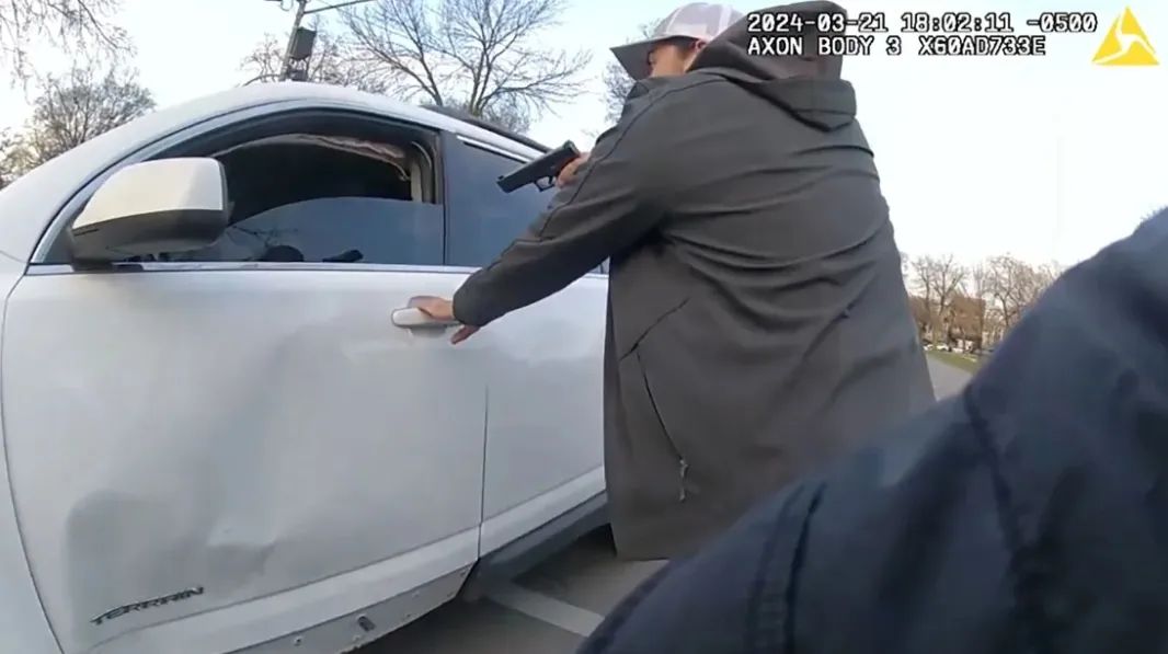 美媒：美国一警察向被拦停非裔司机开枪，41秒连开96枪