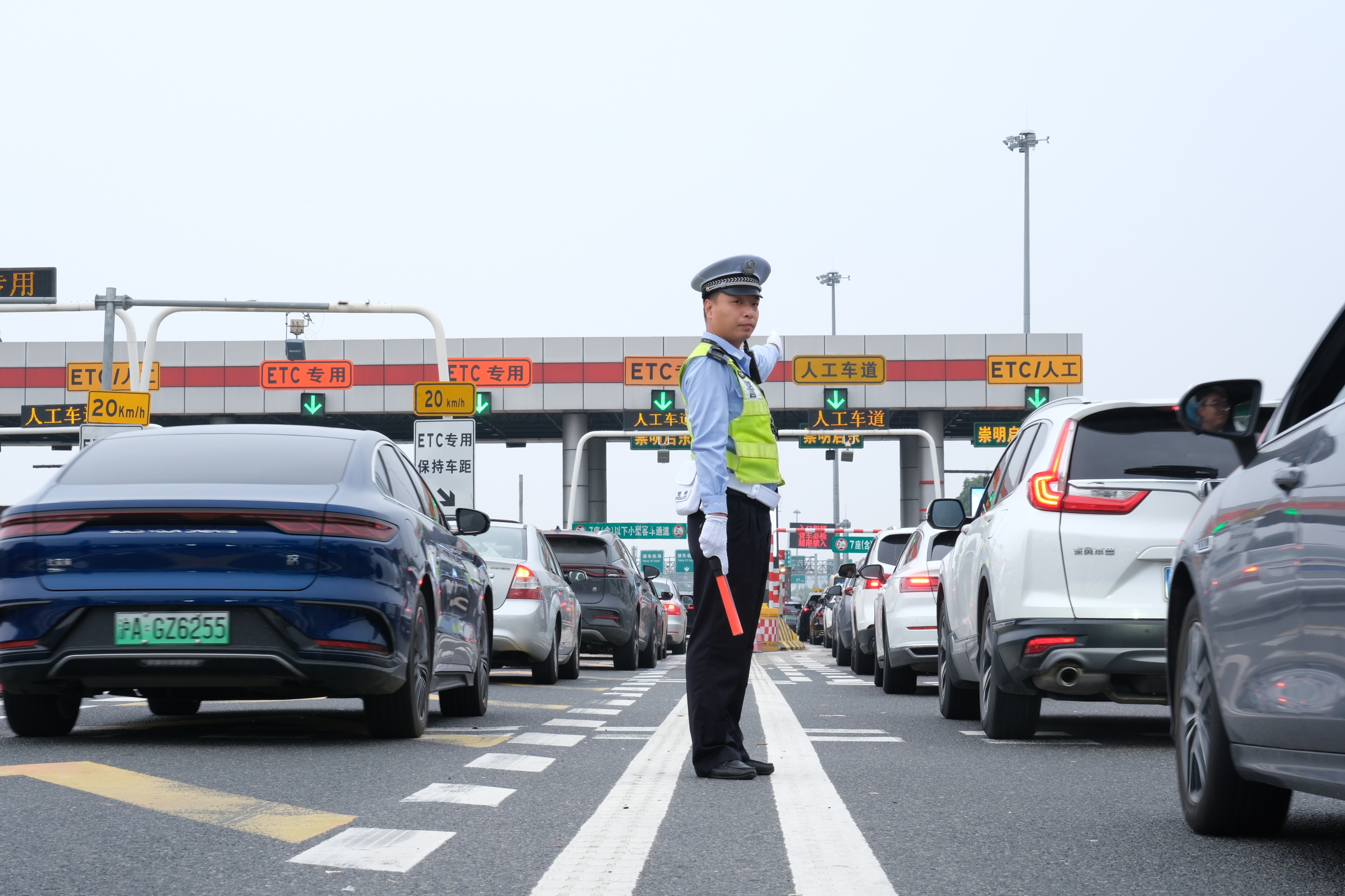 8小时未开出上海！长假首日G1503高东收费站迎车流高峰
