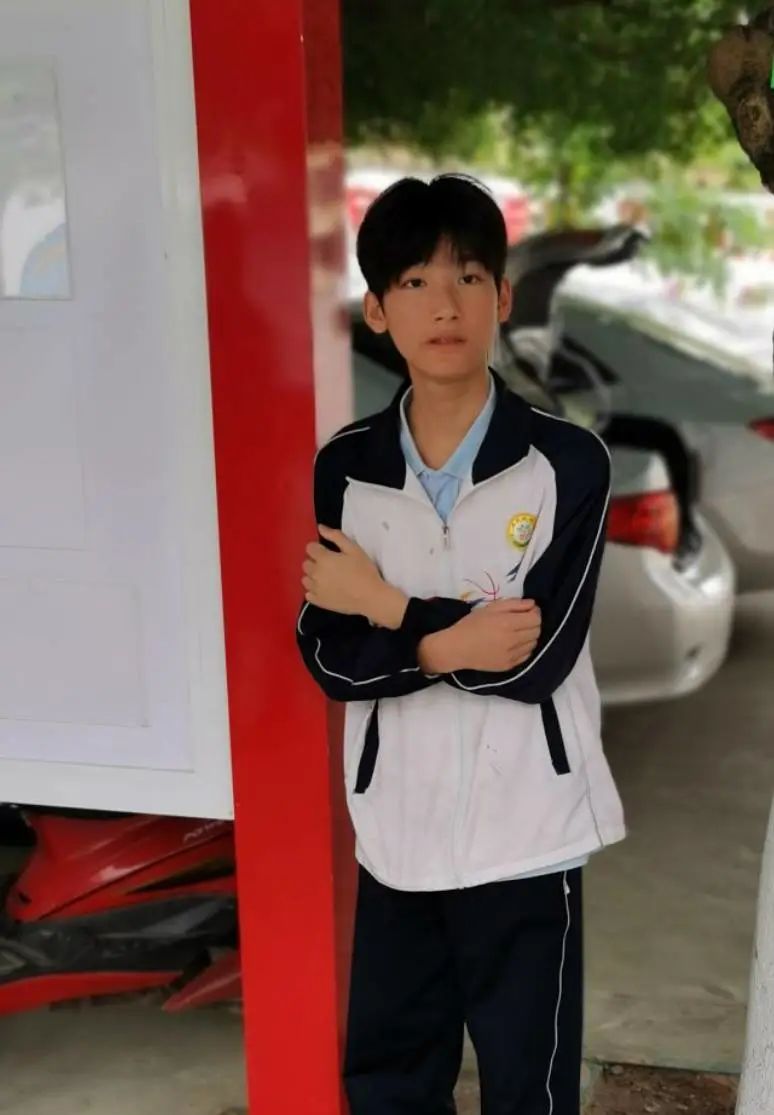 广西“飞镖少年”因颜值出圈!背后的故事令人动容……