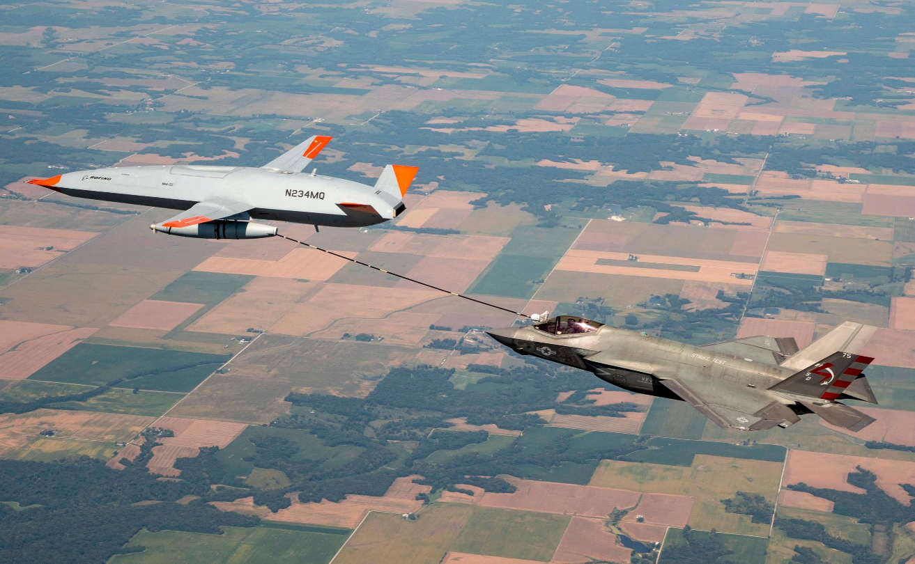 美军航母无人加油机迈出重要一步，首次为F-35C隐形战机加油