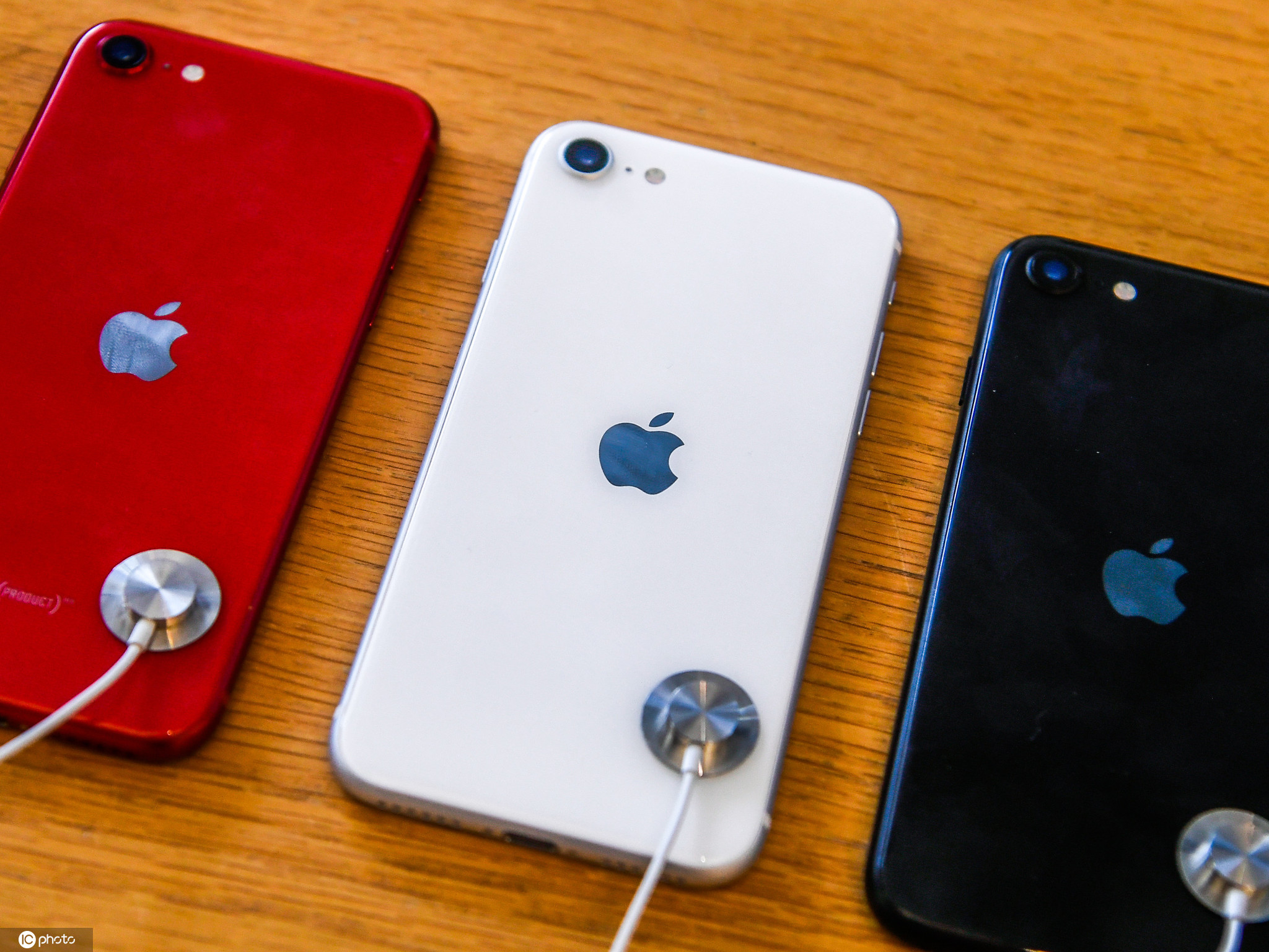 苹果iPhone SE开售 3299元吸引果粉关注