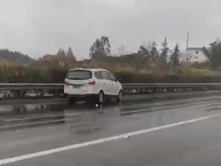 男子驾车撞护栏后报警：“有车撞我！”对方司机表示：绝无这种可能…