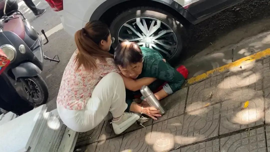 老太太摔倒大喊 我不骗人”!被人扶起来后凯迪网资讯