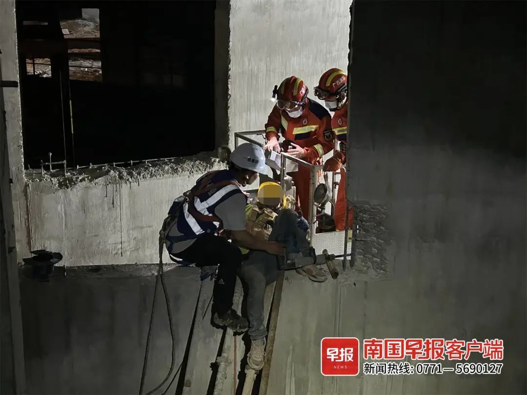 命悬一线！男子被钢筋刺穿胸部