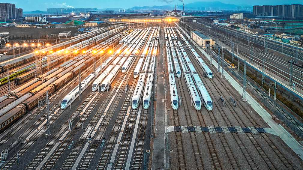 China sees record-high daily railway trips during National Day