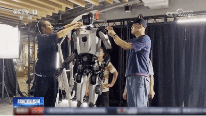 全球首个！全尺寸通用人形机器人“青龙”亮相