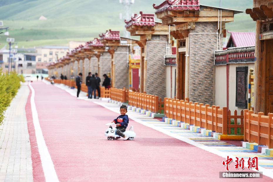 甘肃甘南：尕秀村108顶帐篷组成“莲花”点缀草原