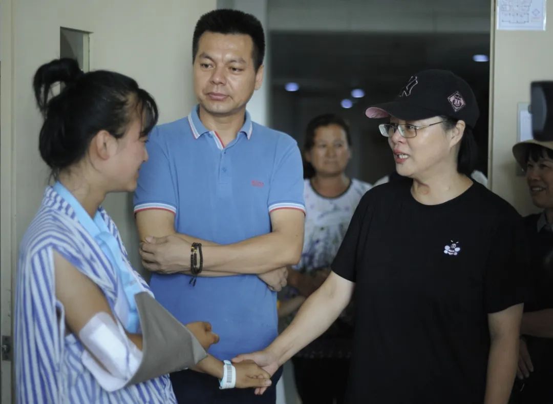 “朝霞妈妈,我考上大学了!”